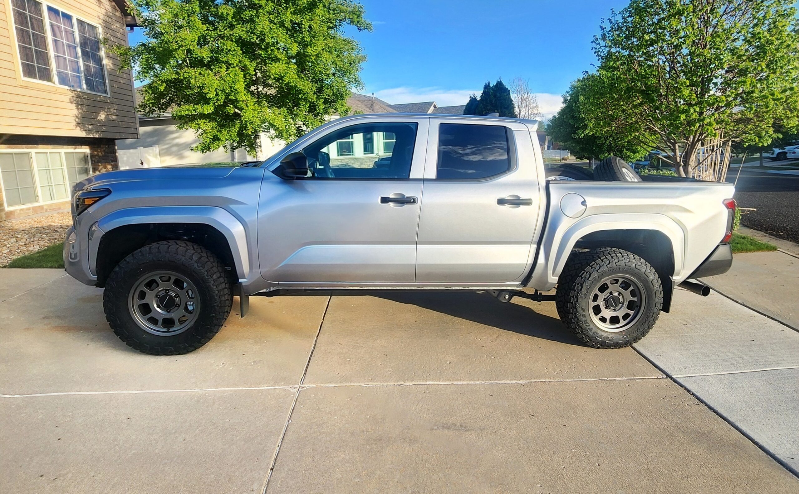 275/70r17 Toyo Trail RT Tires + Method MR705 +35mm Wheels | 2024 Tacoma Forum (4th Gen) News ...